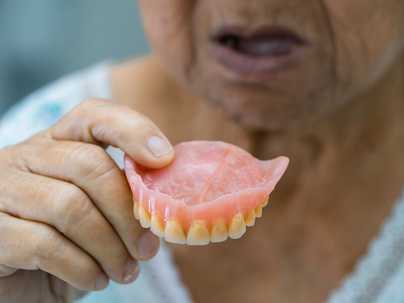 Quando a prótese dentária deve ser trocada? - Dalmagro
